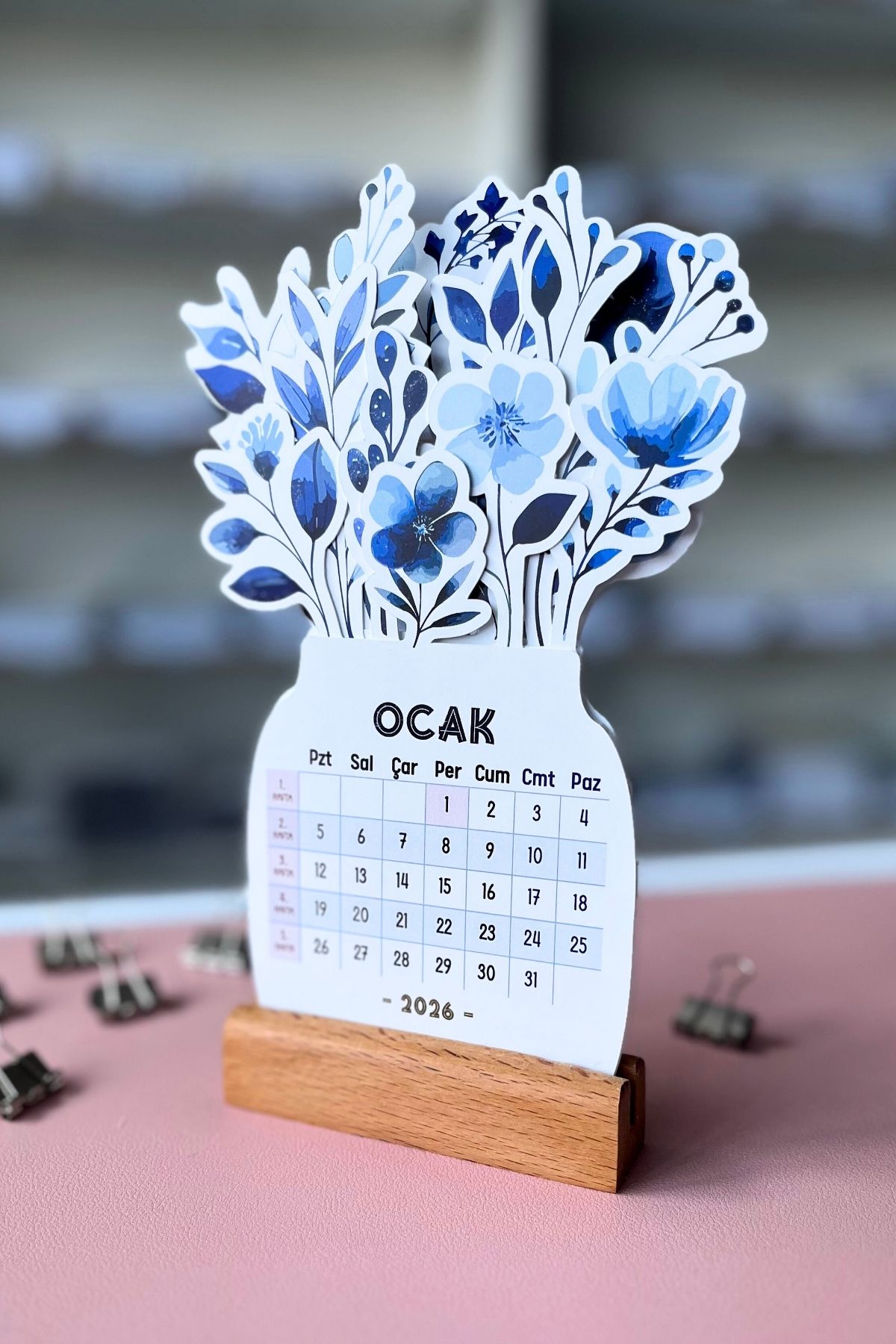 Mavi Çiçek 2026 Kayın Ağacı Standlı Masaüstü Takvim. Eldesen Tasarım ...